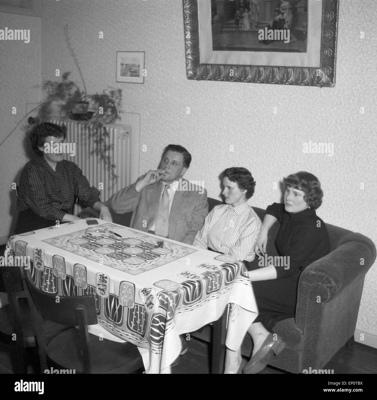 1950s family in living room hi-res stock photography and images - Alamy