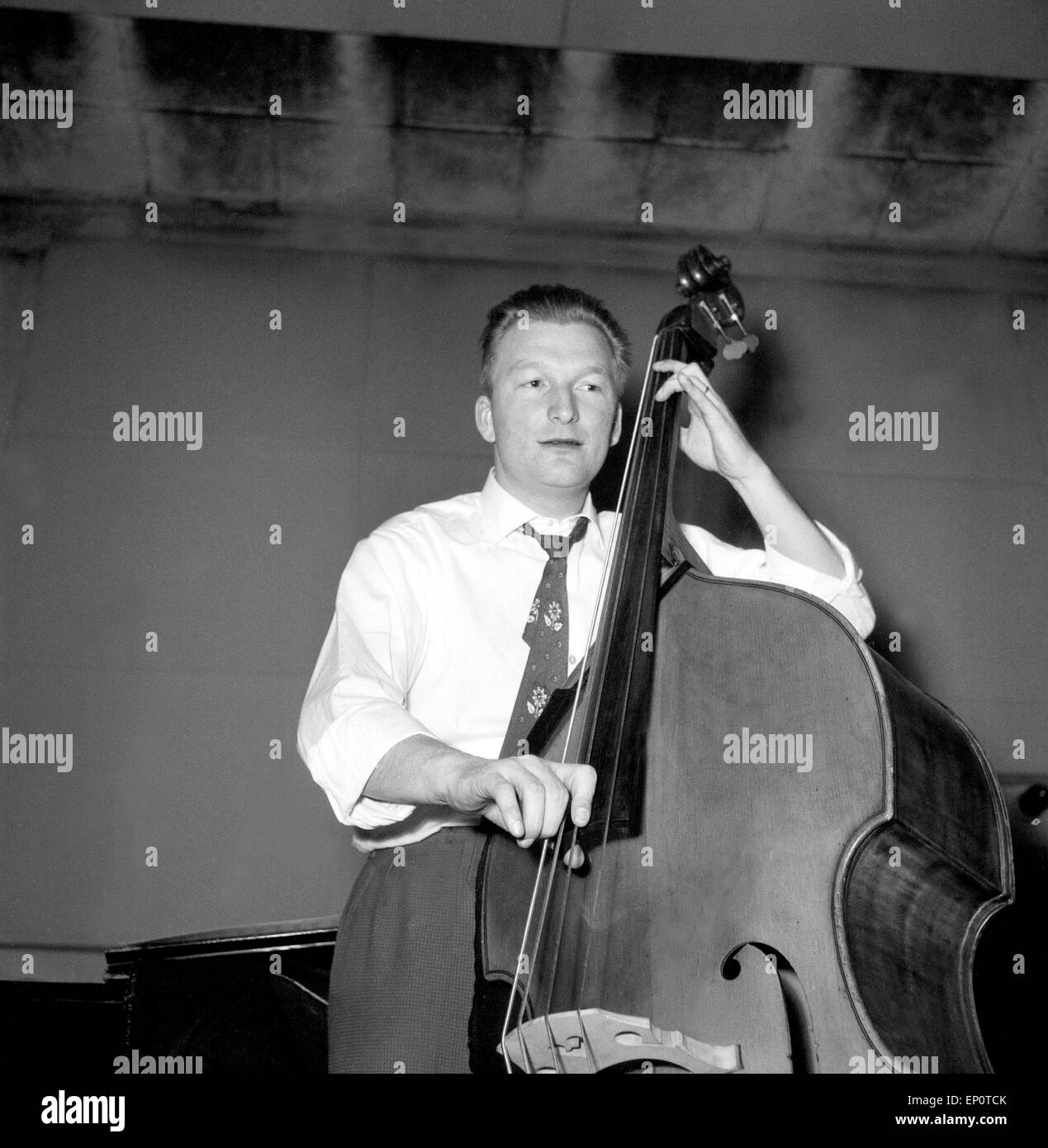 Der Bassist James Last vom Studio Quartett Jäger, Hamburg 1956. Drummer ...
