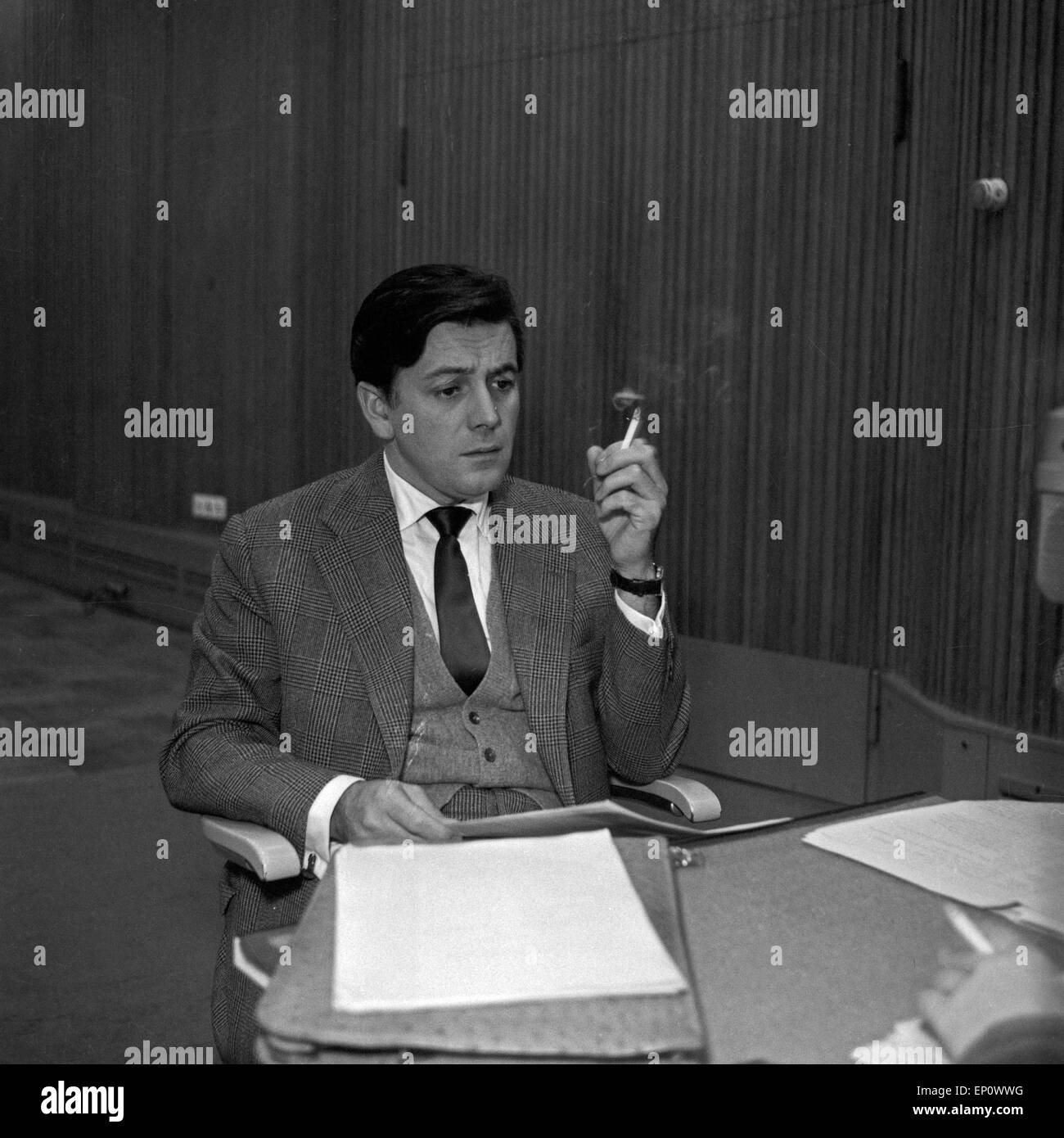 Der Schauspieler Hans Reiser bei der Hörspielproduktion "Das goldene ...