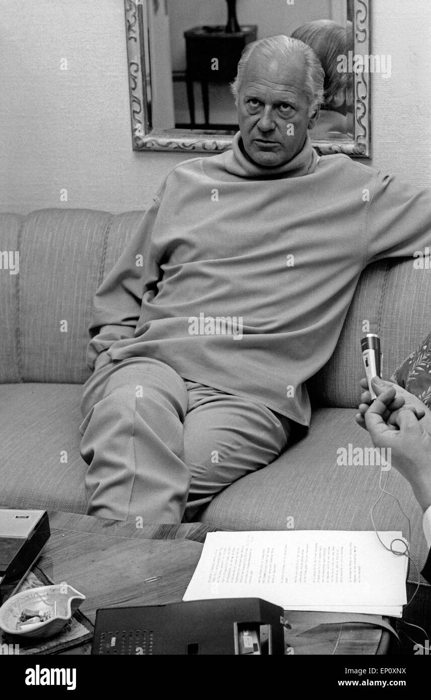 Tv interview 1970s hi-res stock photography and images - Alamy