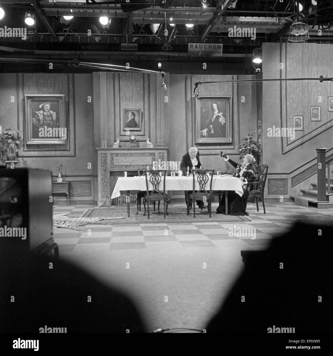 Blick ins Studio mit Freddie Frinton als Butler James und May Warden ...