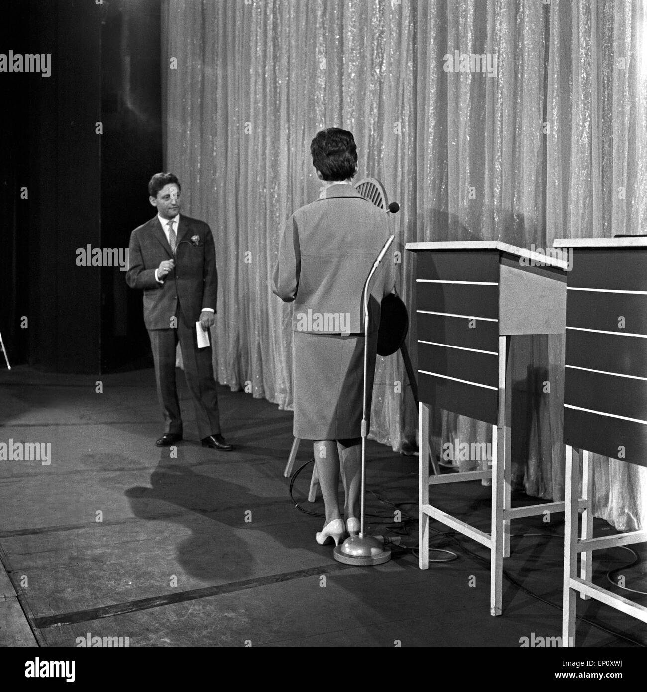 Hans Rosenthal mit einer Kandidatin auf der Bühne bei einer seiner ...