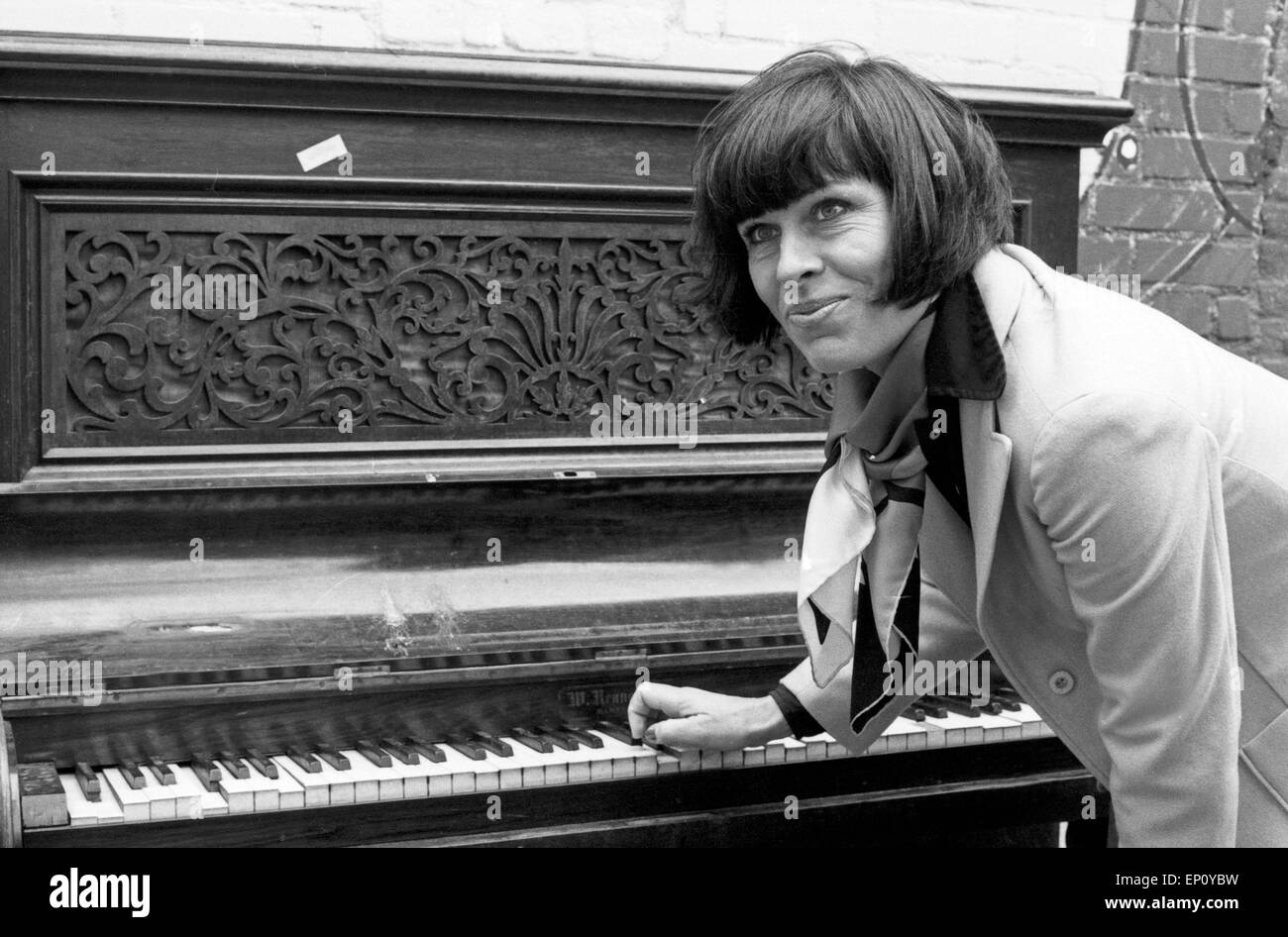 Deutsche Schauspielerin und Autorin Barbara Rütting an einem alten ...