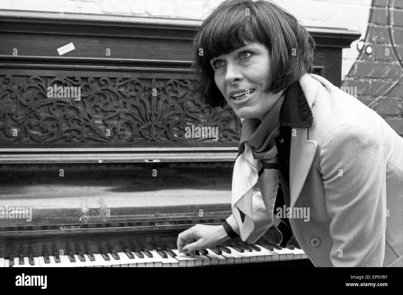 Deutsche Schauspielerin und Autorin Barbara Rütting an einem alten ...