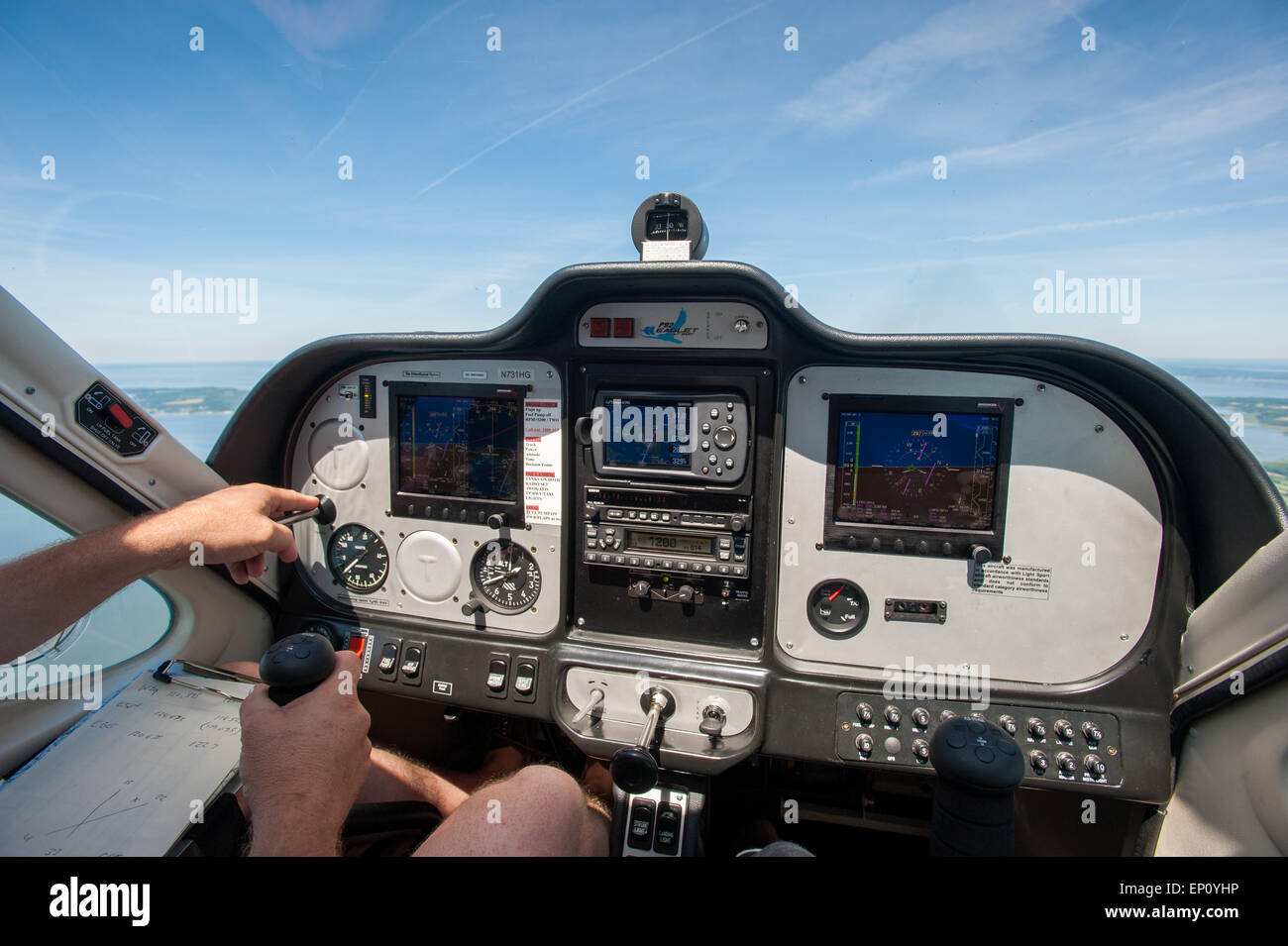 Flying airplane hi-res stock photography and images - Alamy