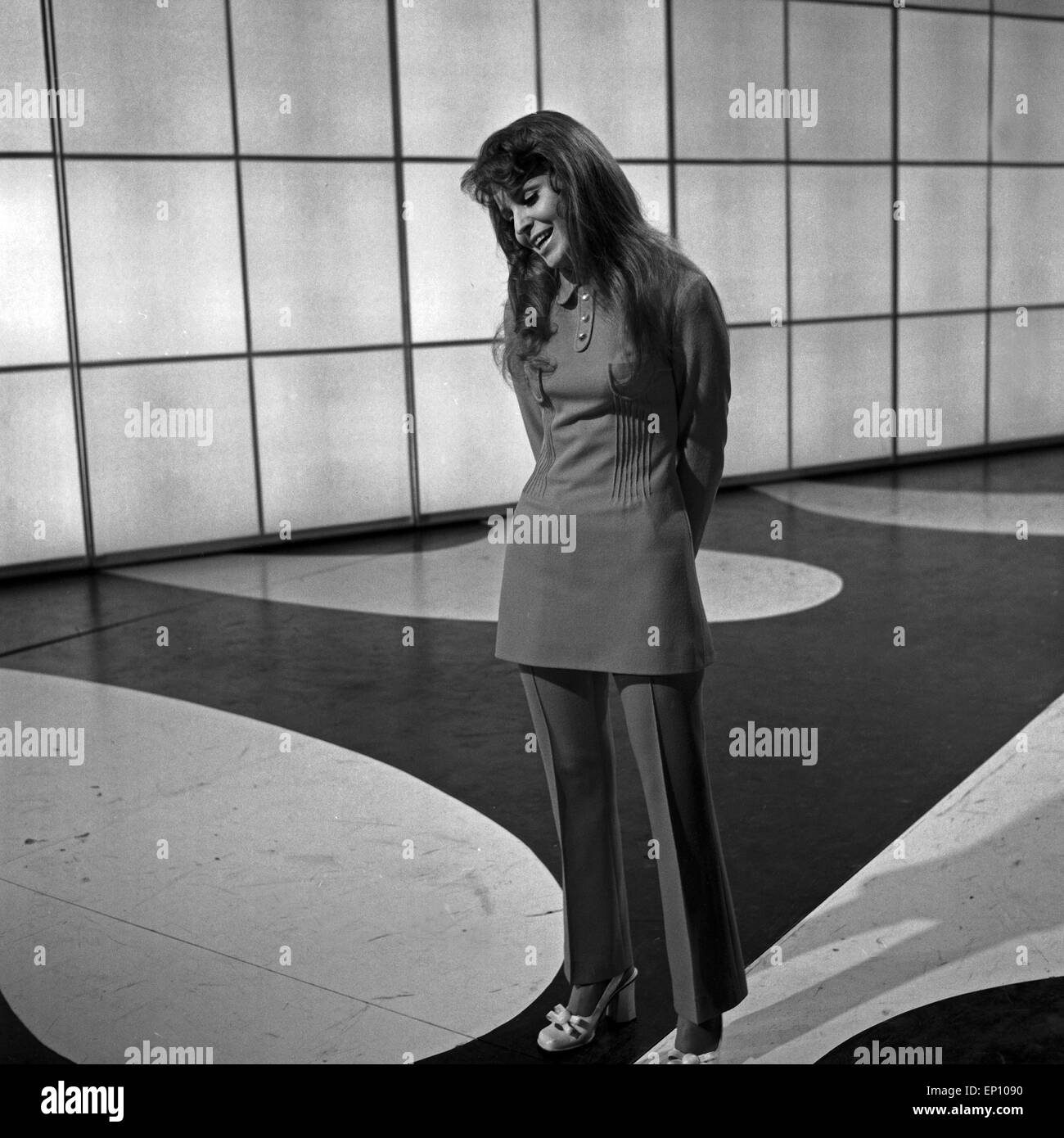 Deutsche Schlagersängerin Manuela in einer Fernsehshow, Hamburg 1960er ...