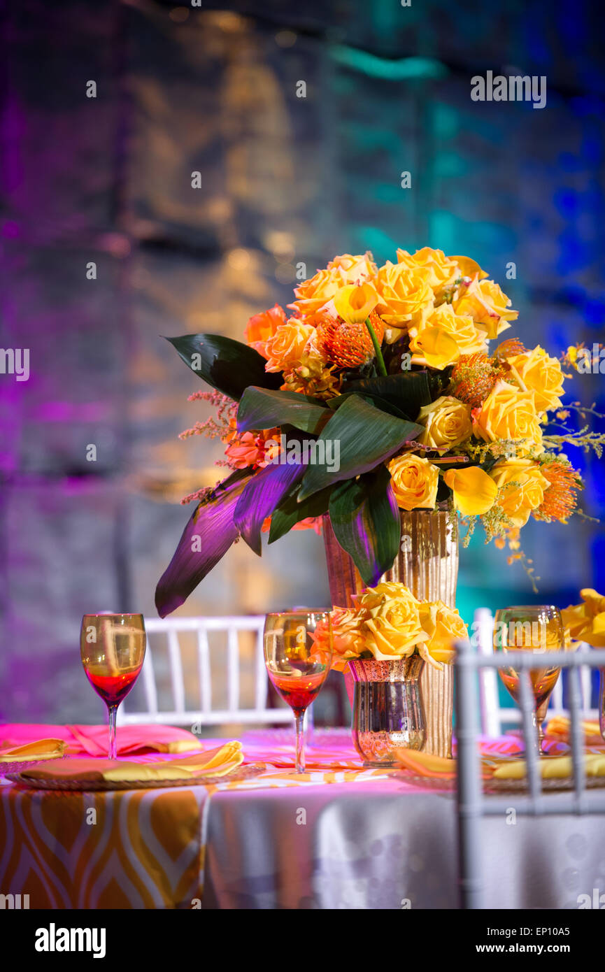Yellow table setting hi-res stock photography and images - Alamy