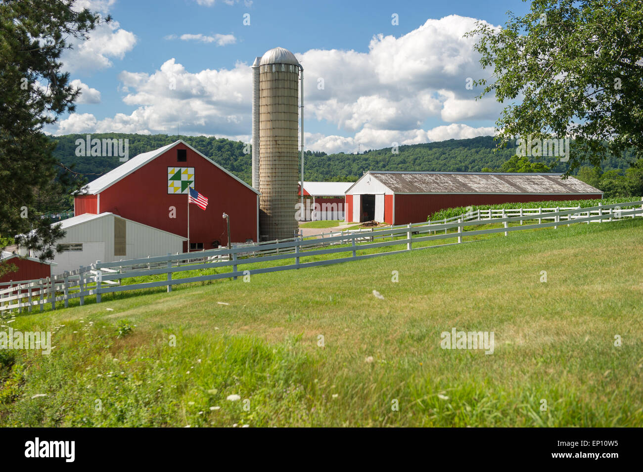 White barn farm hi-res stock photography and images - Alamy