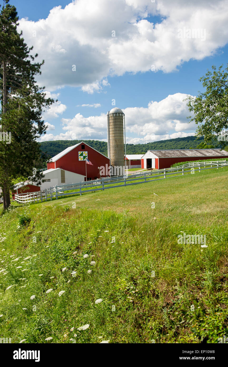 White barn farm hi-res stock photography and images - Alamy