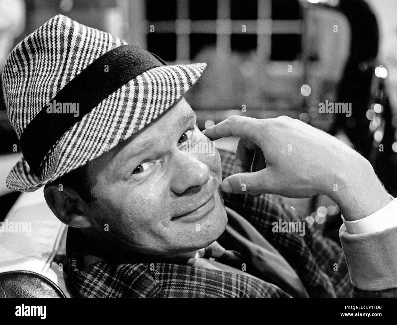 Deutscher Schauspieler Ralf Wolter in einem Cabrio, Deutschland Anfang ...