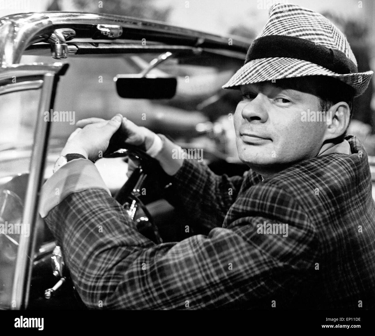 Deutscher Schauspieler Ralf Wolter in einem Cabrio, Deutschland Anfang ...