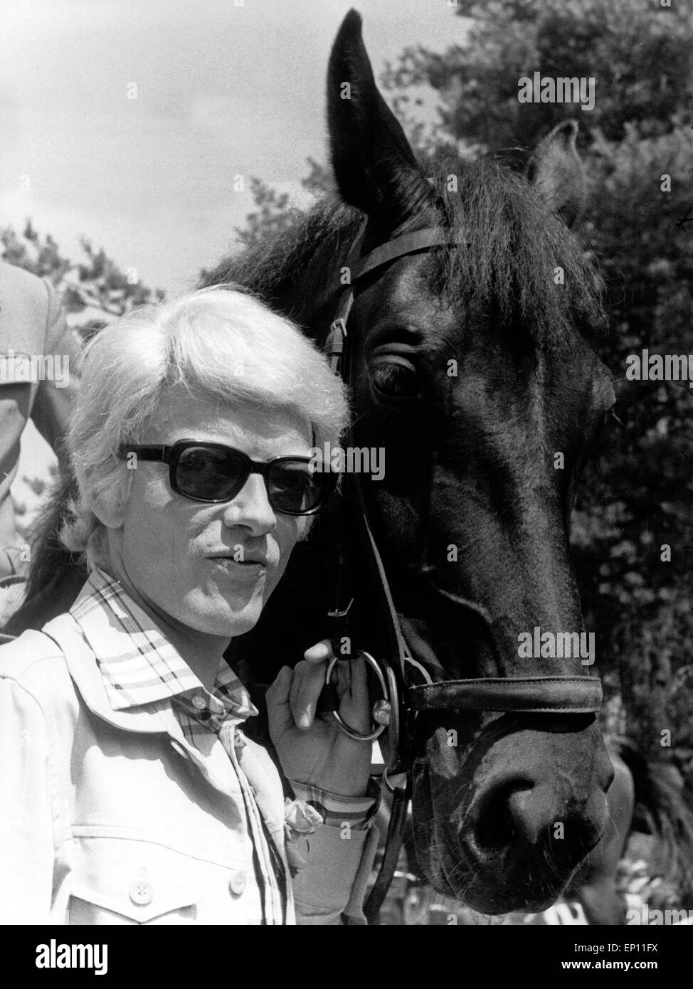 Deutscher Sänger Heino mit einem Pferd in der Sendung "Sing mit Heino ...