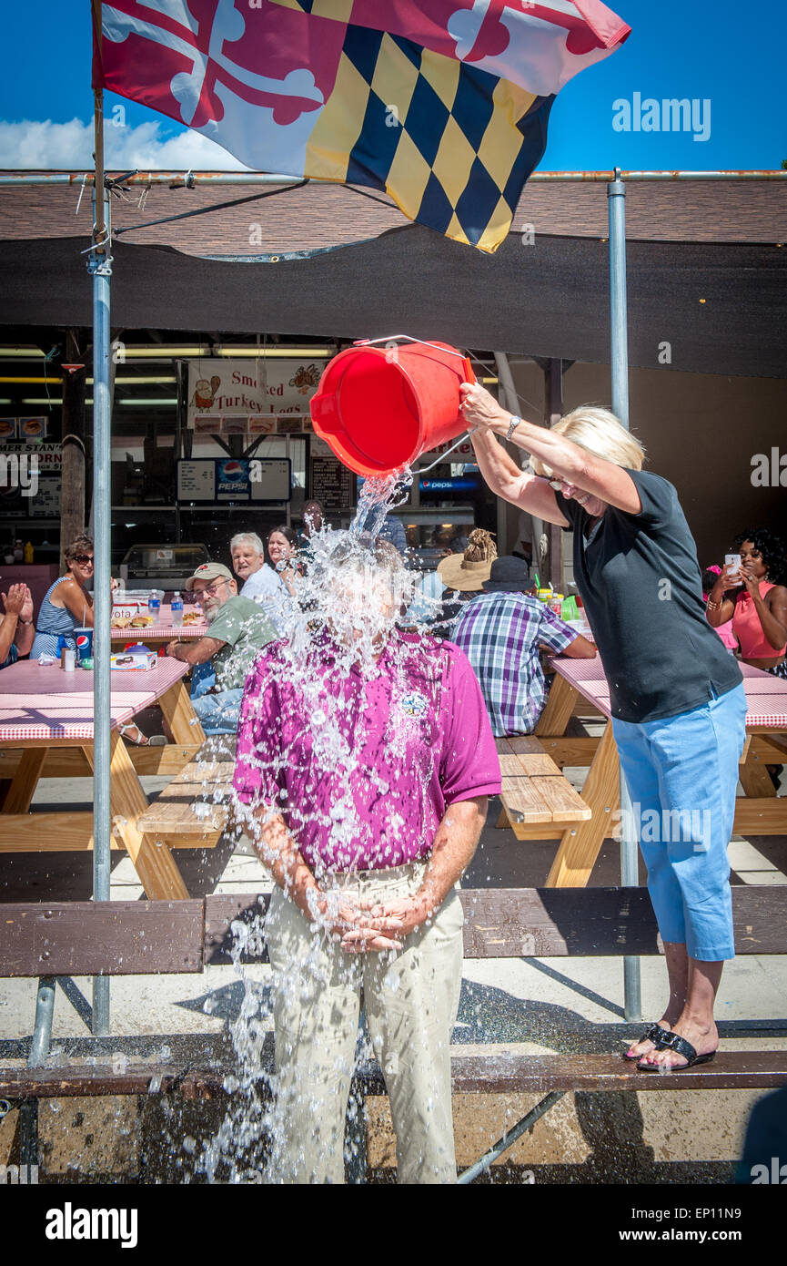 Ice bucket hi-res stock photography and images - Alamy