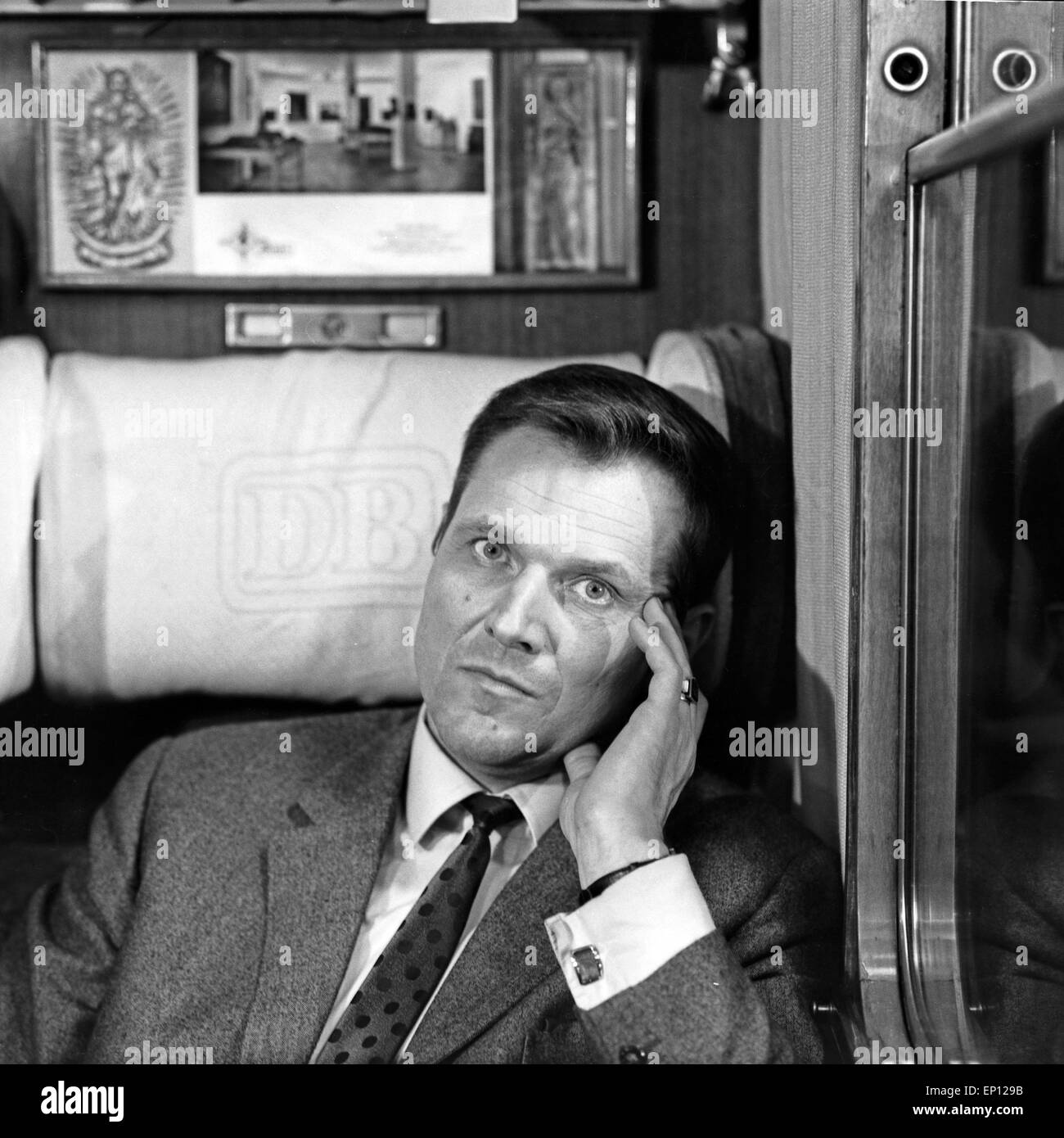 Deutscher Schauspieler Heinz Weiss bei einer Fahrt im Zug, Deutschland ...