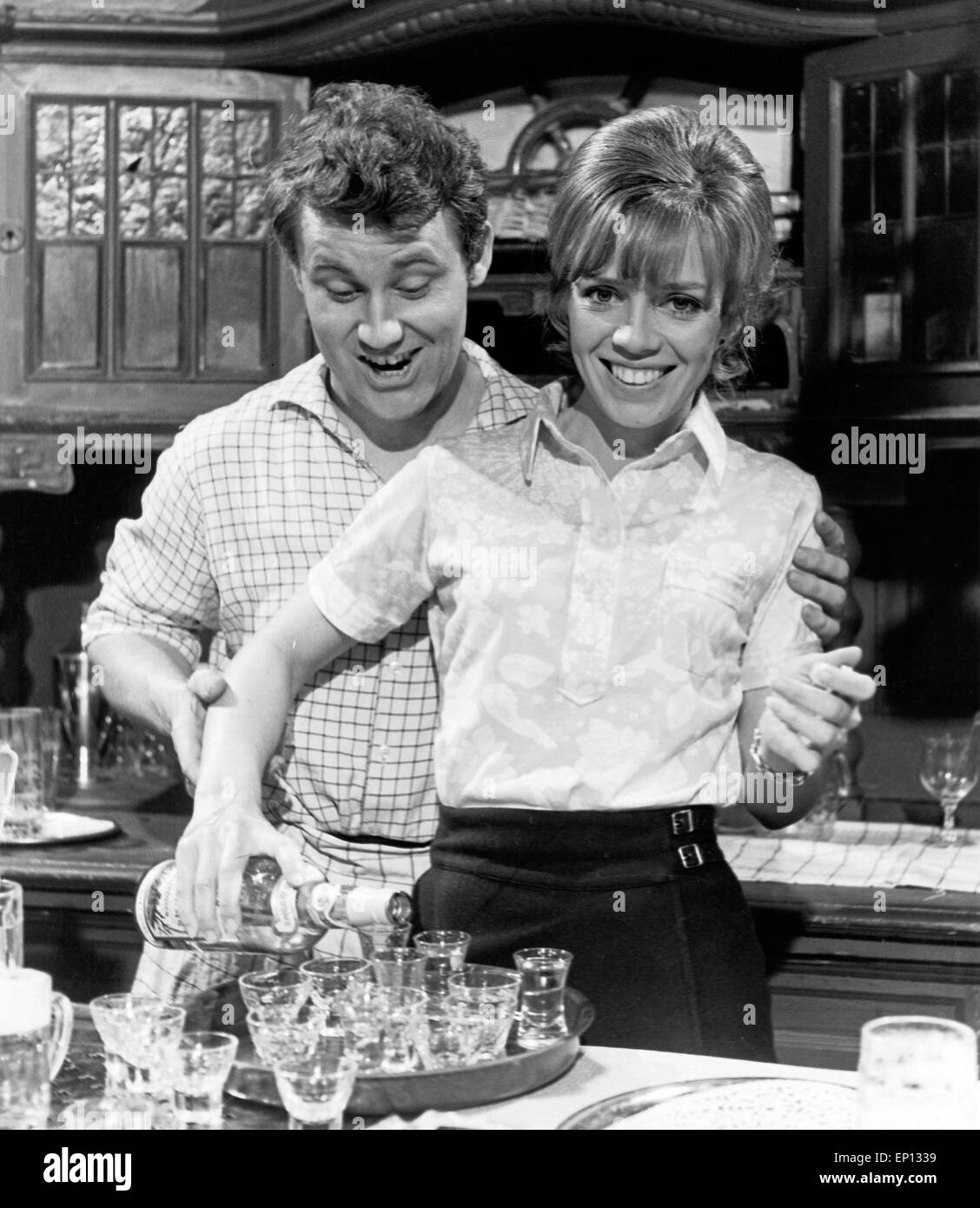 Edgar Bessen, als Kellner einer Hafenkneipe in der NDR Fernsehshow ...