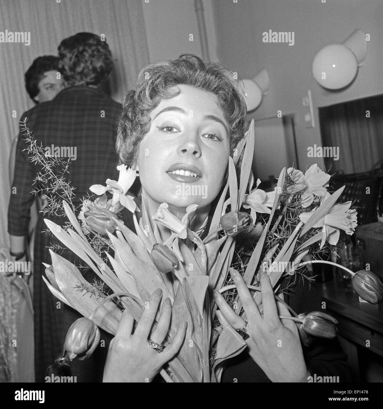 Deutsche Schlagersängerin Renee Franke mit einem Strauß Tulpen ...
