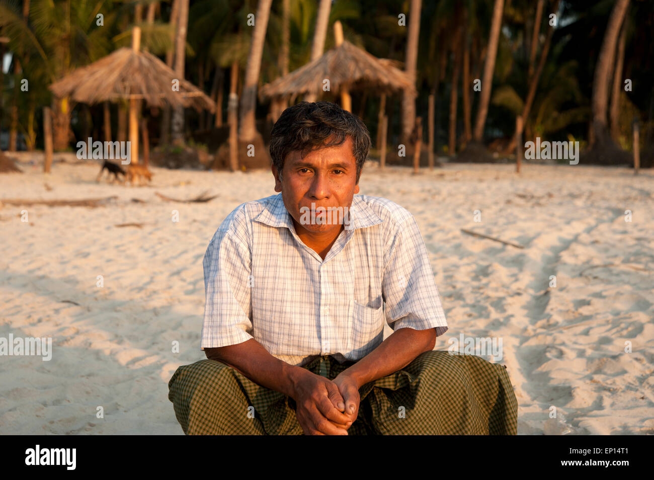Man wearing sarong hi-res stock photography and images - Alamy