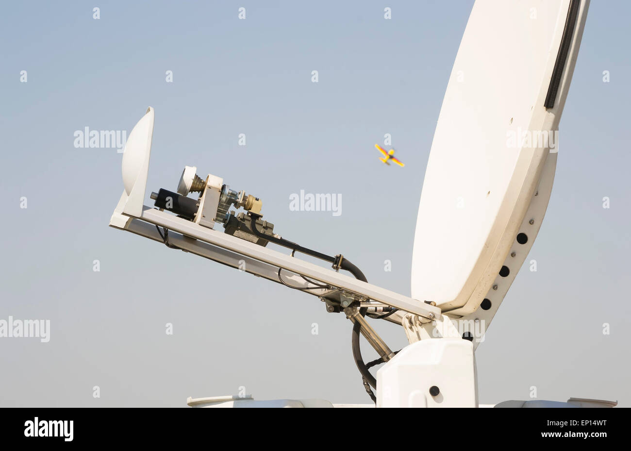 Parabolic antenna hi-res stock photography and images - Alamy