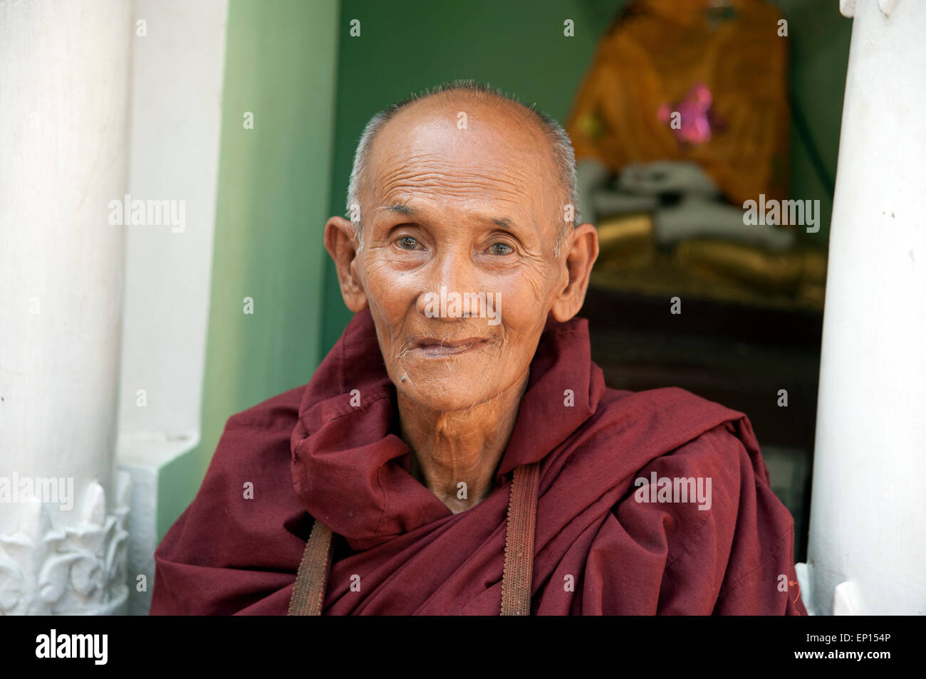 Elderly buddhist monk hi-res stock photography and images - Alamy
