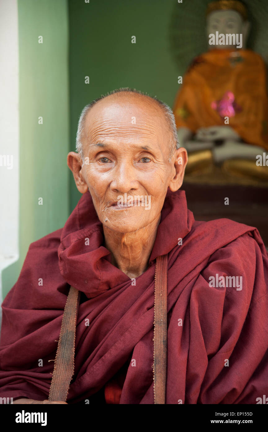 Old buddhist monk portrait hi-res stock photography and images - Alamy