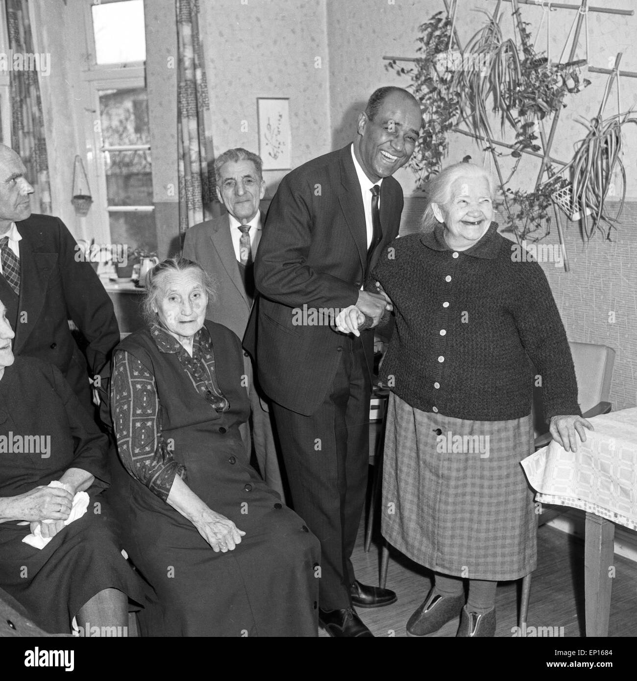 Der amerikanische Opernsänger Lawrence Winters besucht Senioren in ...