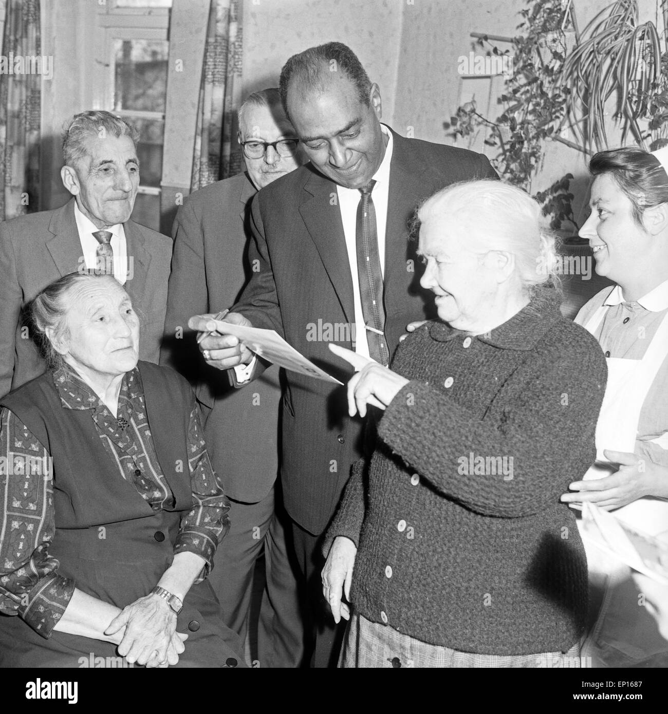 Der amerikanische Opernsänger Lawrence Winters besucht Senioren in ...