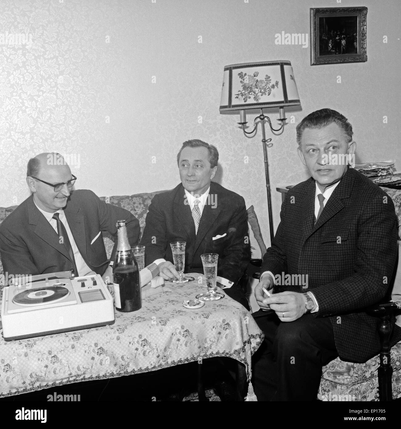 Deutscher Trabrennsportler Johannes Hänschen Frömming (Mitte) und der ...