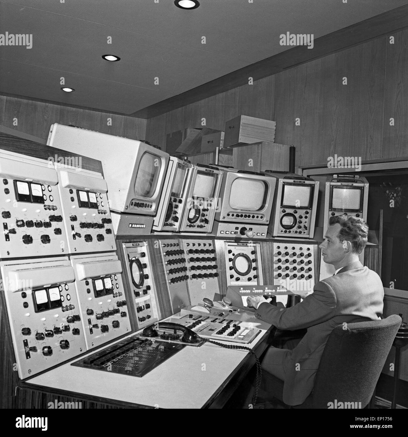 Einblick in den Regieraum im Studio der ARD Nachrichtensendung ...