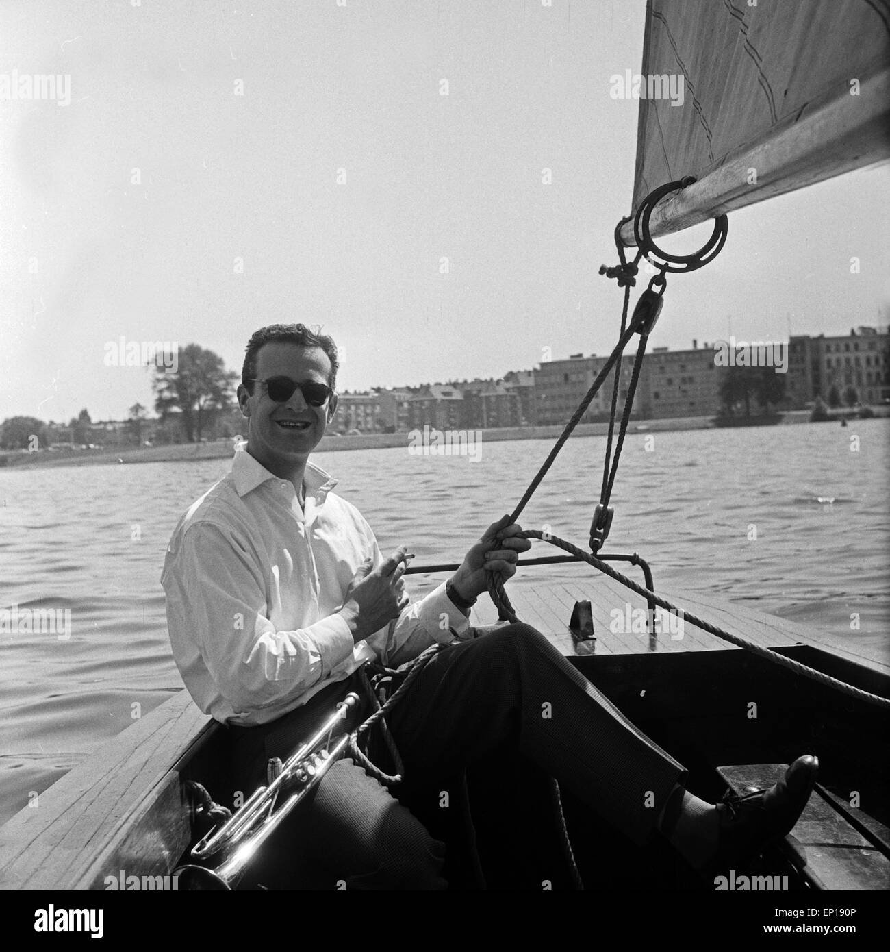 Der Schweizer Musiker, Sänger und Orchesterleiter Hazy Osterwald bei ...