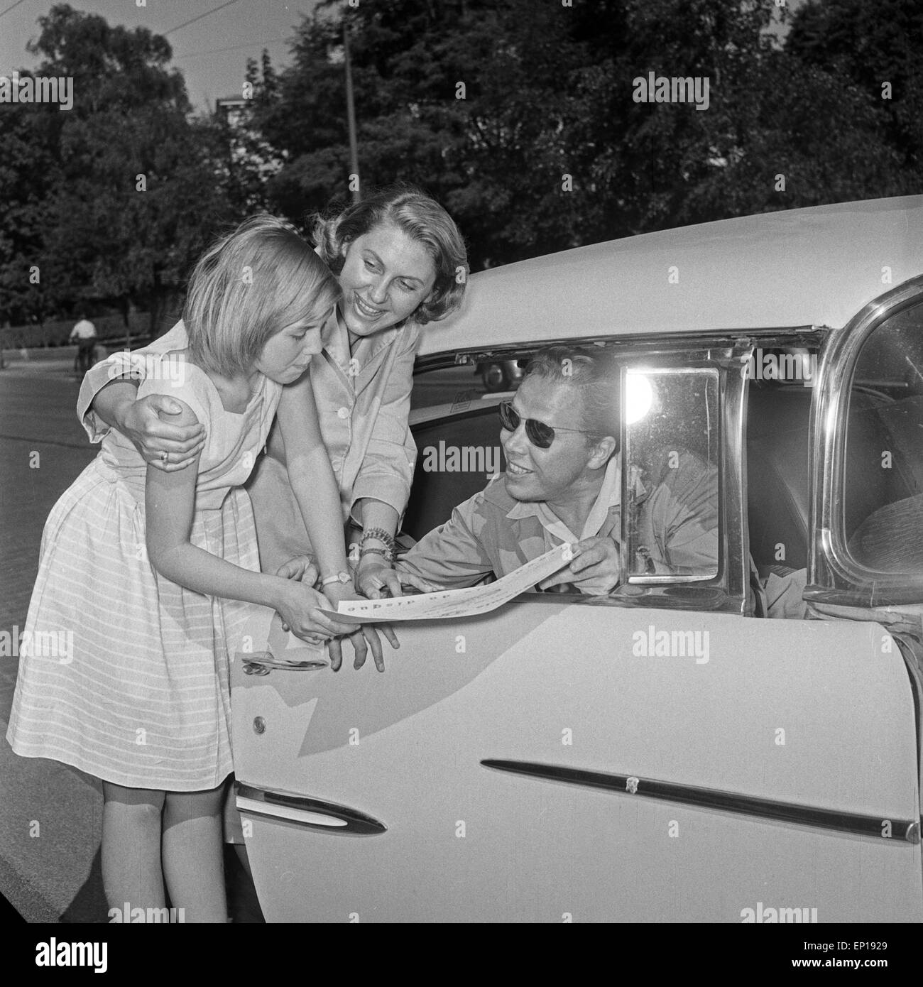 Stolz zeigt Deutscher Violinist Helmut Zacharias in einem Chevrolet Bel ...