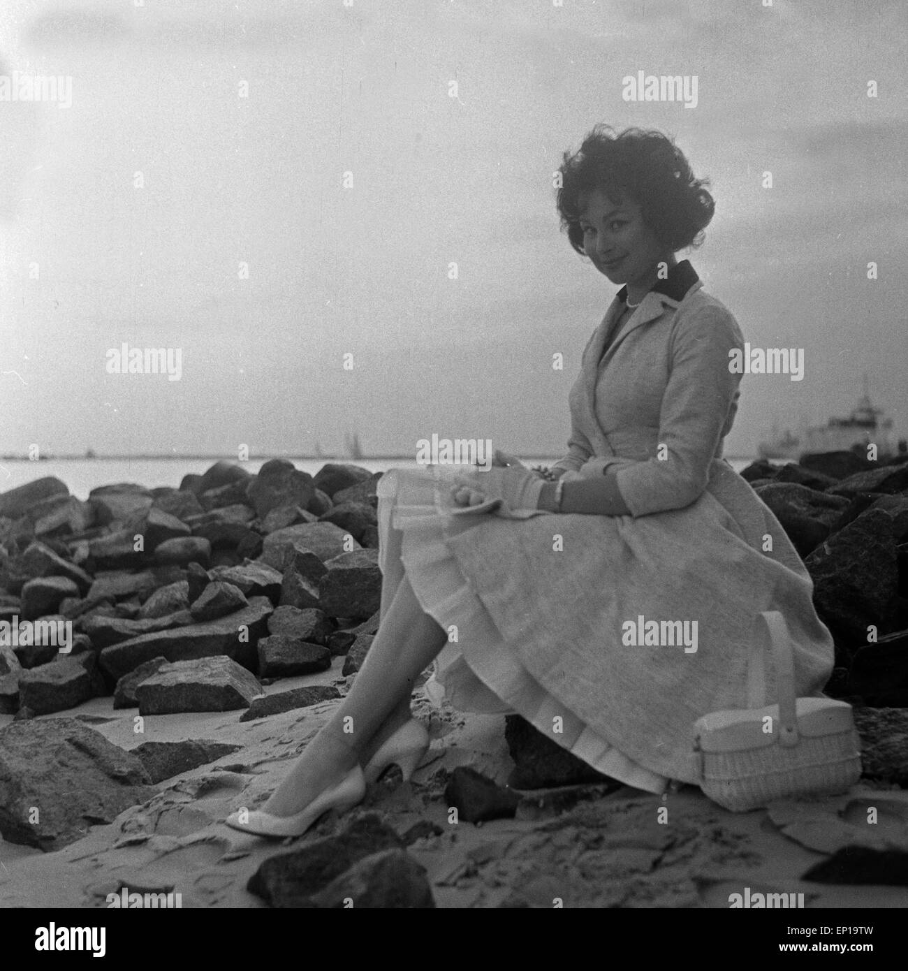 Deutsche Schlagersängerin Evi Kent am Ufer der Elbe in Hamburg ...