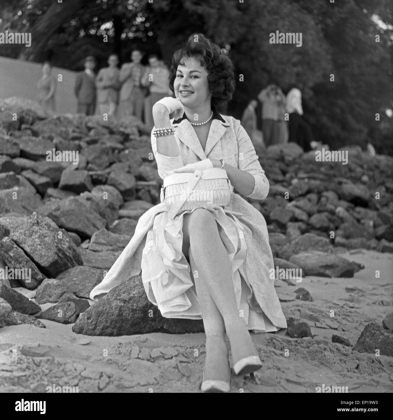 Deutsche Schlagersängerin Evi Kent am Ufer der Elbe in Hamburg ...