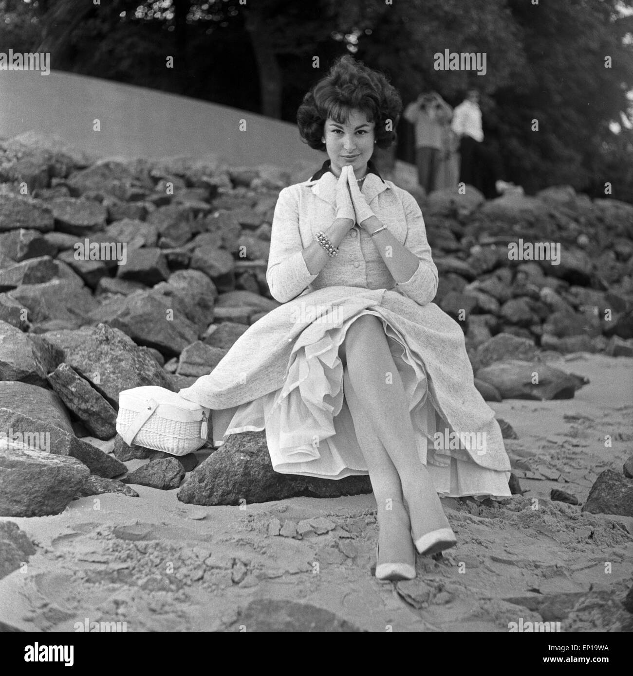 Deutsche Schlagersängerin Evi Kent am Ufer der Elbe in Hamburg ...