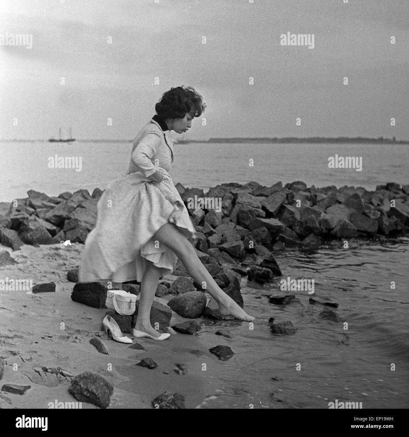 Deutsche Schlagersängerin Evi Kent am Ufer der Elbe in Hamburg ...