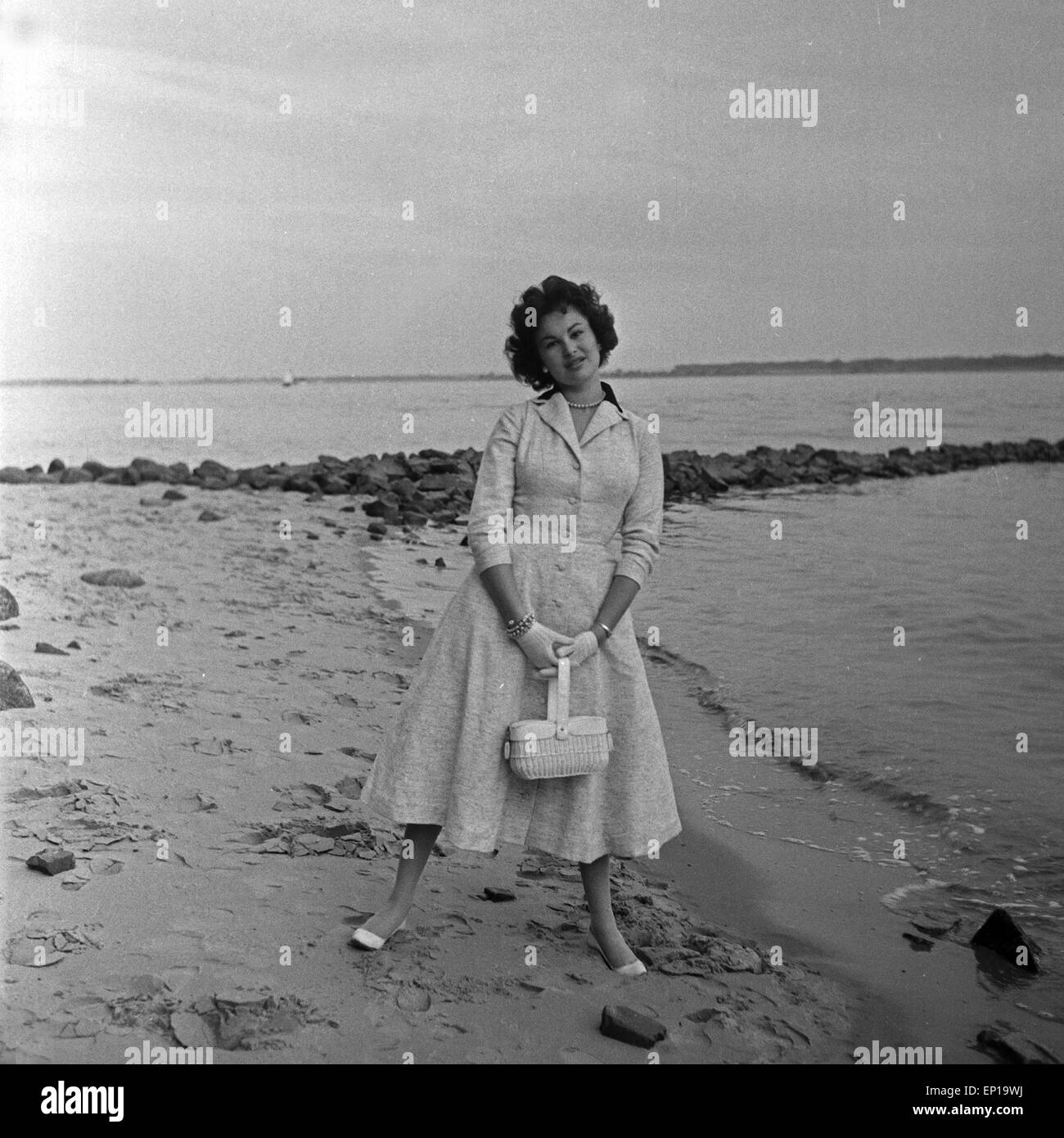 Deutsche Schlagersängerin Evi Kent am Ufer der Elbe in Hamburg ...