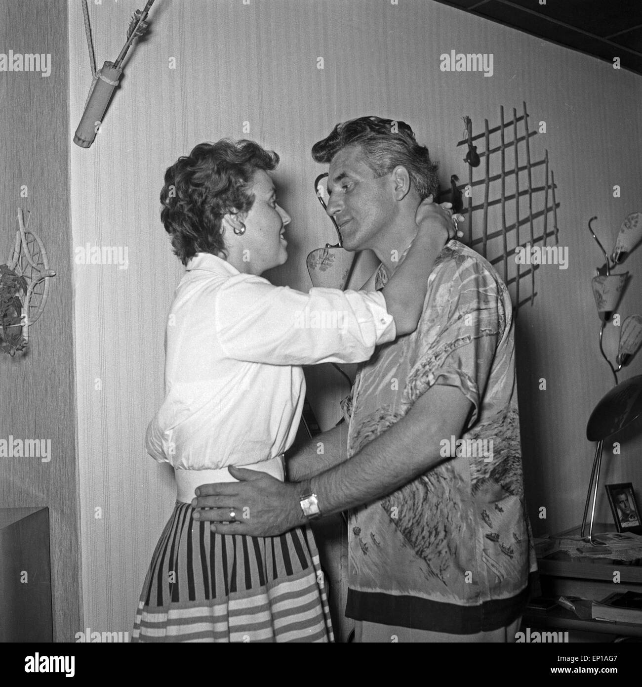 Das Duo in Hamburg, Deutschland 1950er Jahre. German duo at Hamburg ...