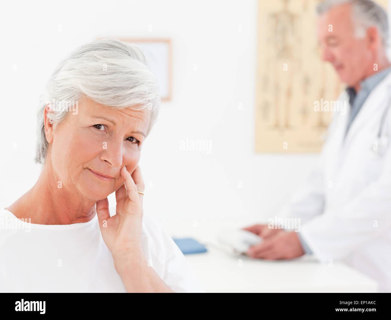 Sick patient with her doctor Stock Photo - Alamy