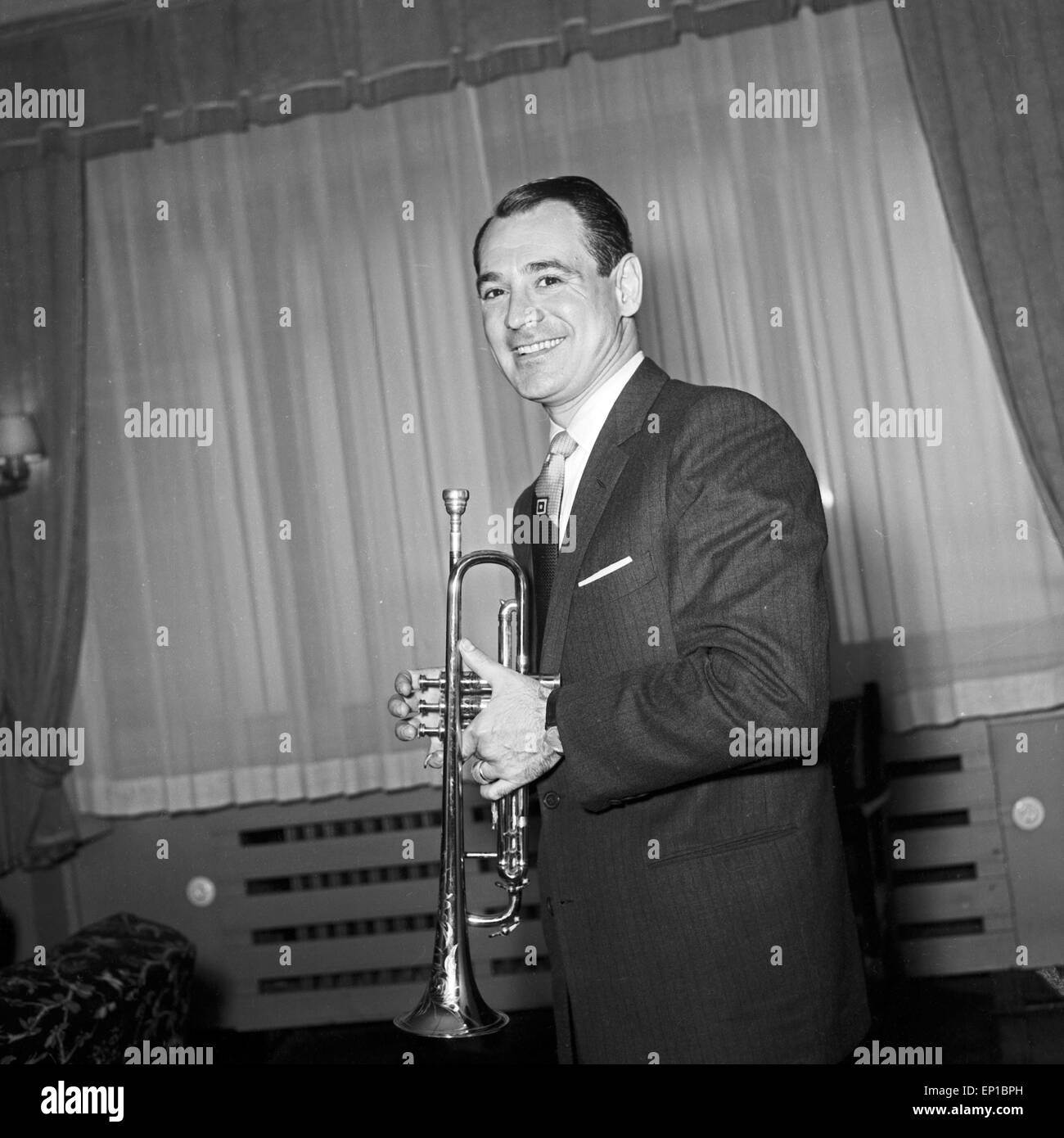 Der Trompeter in Hamburg, Deutschland 1950er Jahre. The trumpeter at ...