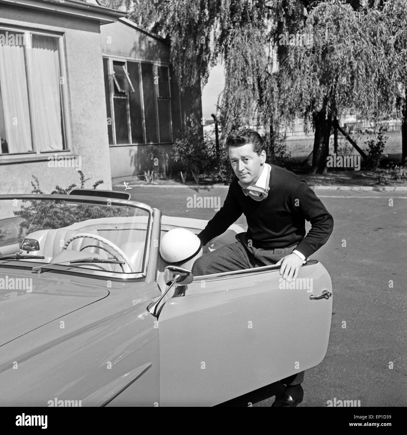 Der irische Sänger Johnny Dane an seinem Mercedes Benz 190 SL Cabrio in ...