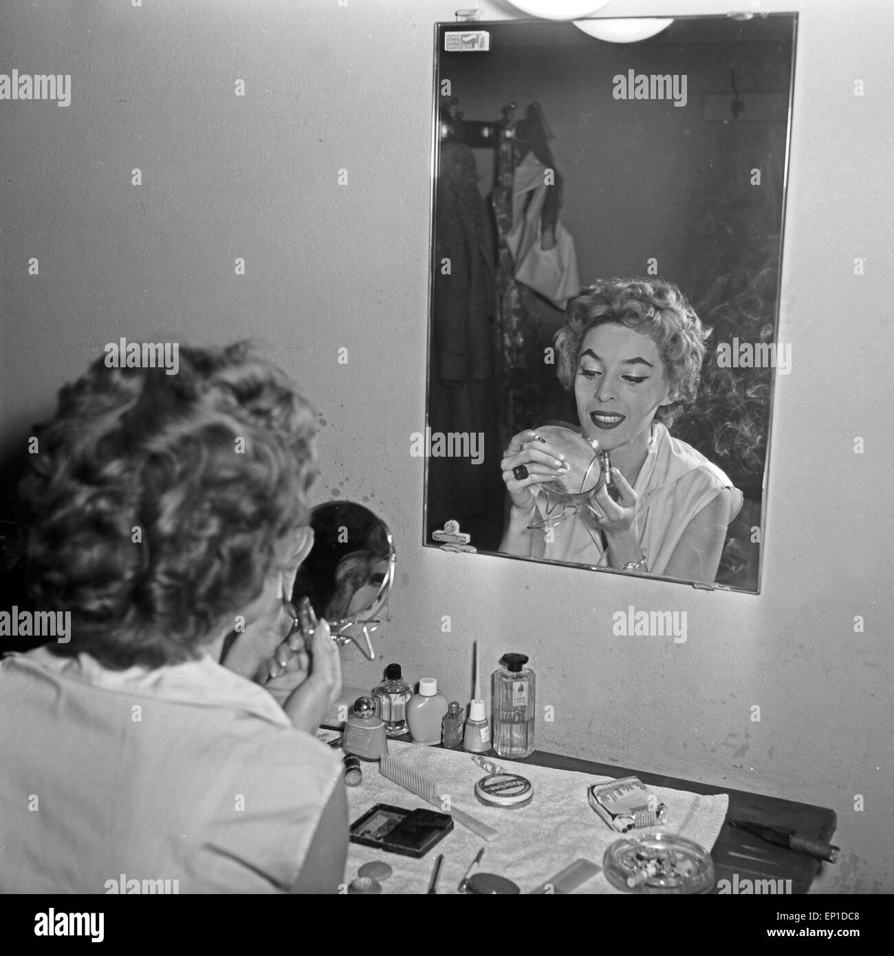 Sängerin beim Makeup vor dem Spiegel in ihrer Garderobe in Hamburg ...