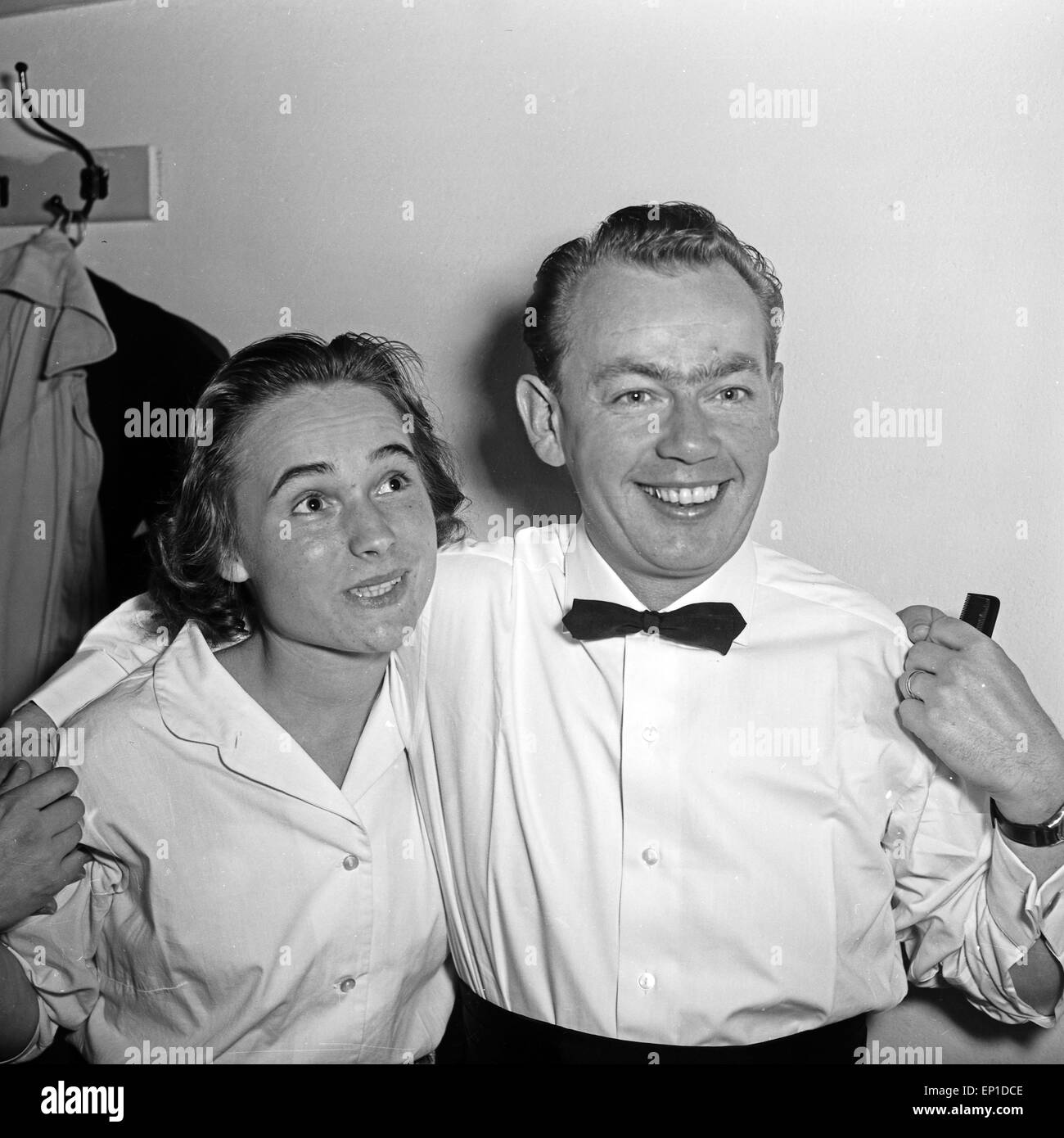 Beiden albern vor dem Auftritt in der Garderobe herum, Hamburg ...