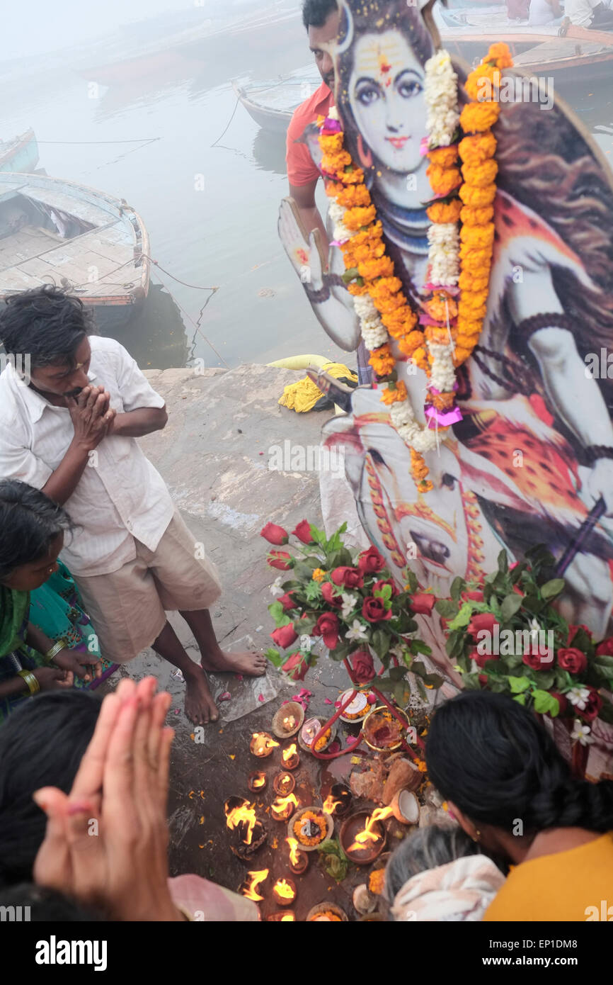 worshiping god Shiva on Varanasi ghats Stock Photo - Alamy