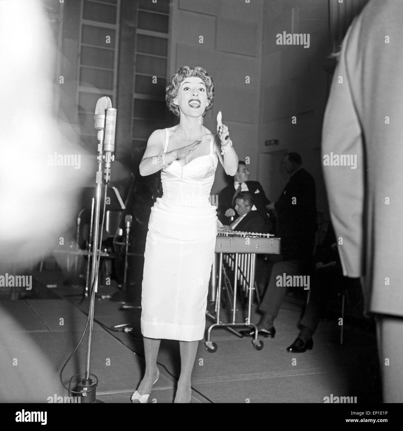 Sängerin bei einem Auftritt in Kiel, Deutschland 1950er Jahre. Singer ...