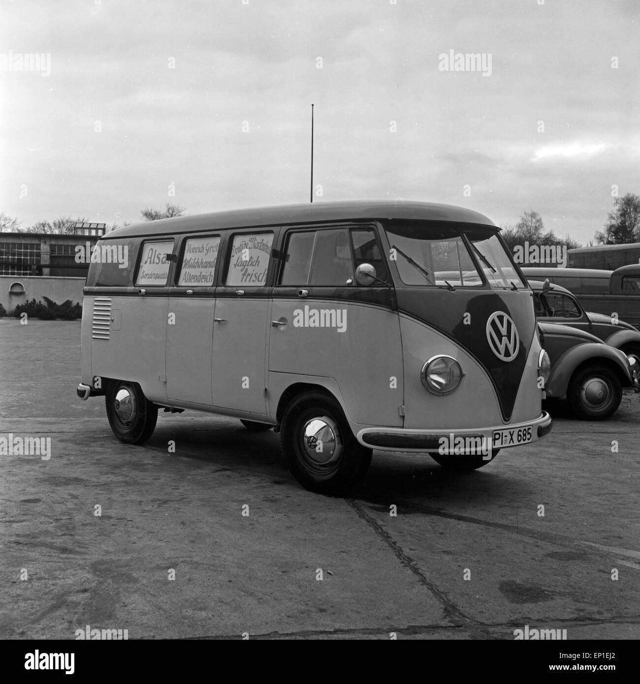 Ein VW Bus T1 als Verkaufswagen auf dem Hof des Volkswagenwerks in ...