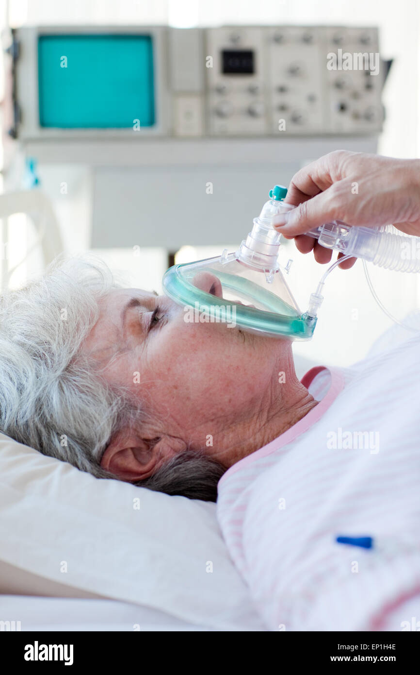 Senior patient receiving oxygen mask Stock Photo - Alamy