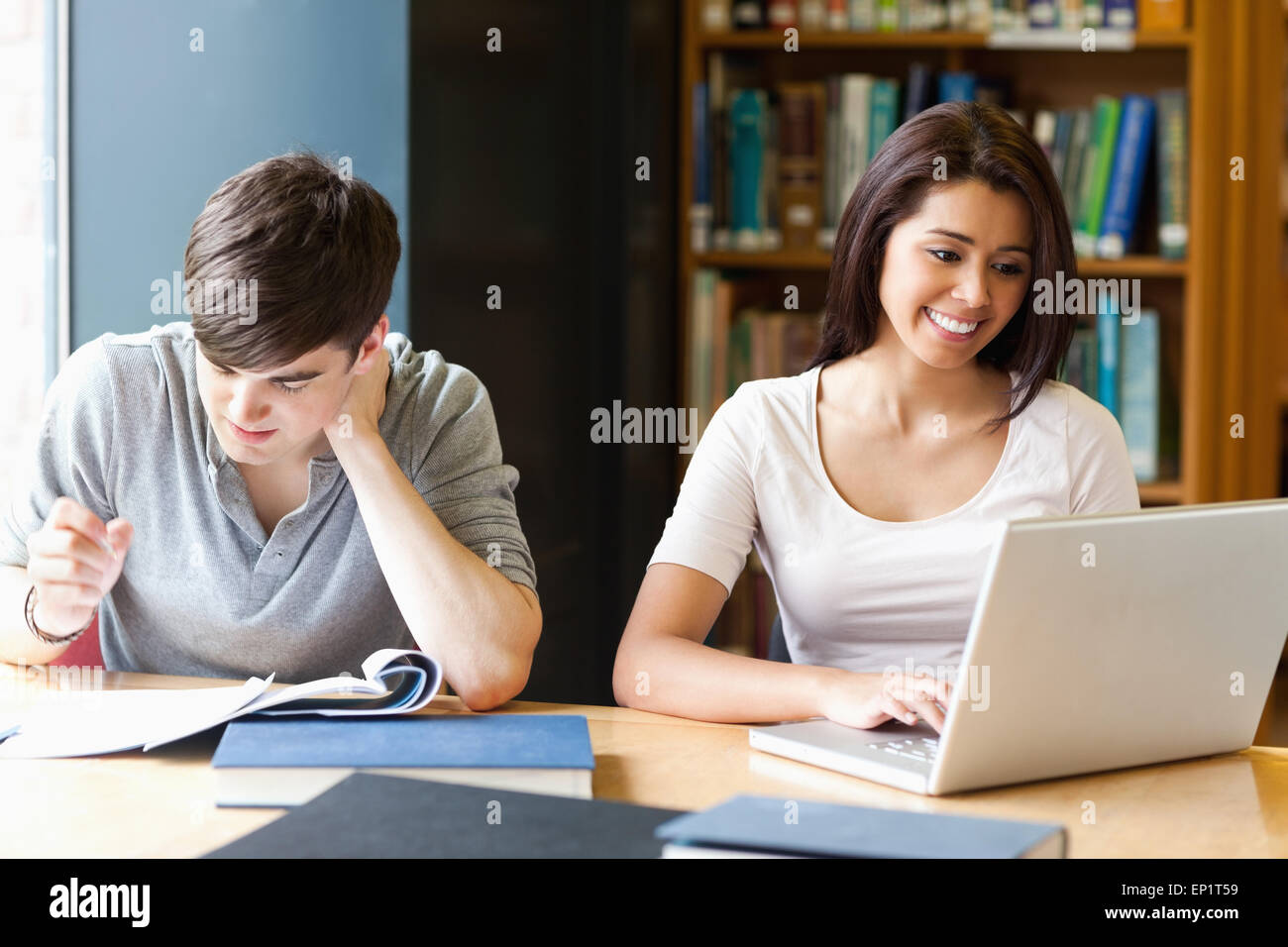 Student review their notes Stock Photo - Alamy