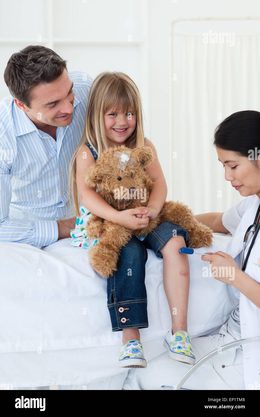 Female doctor checking patient's reflex Stock Photo - Alamy