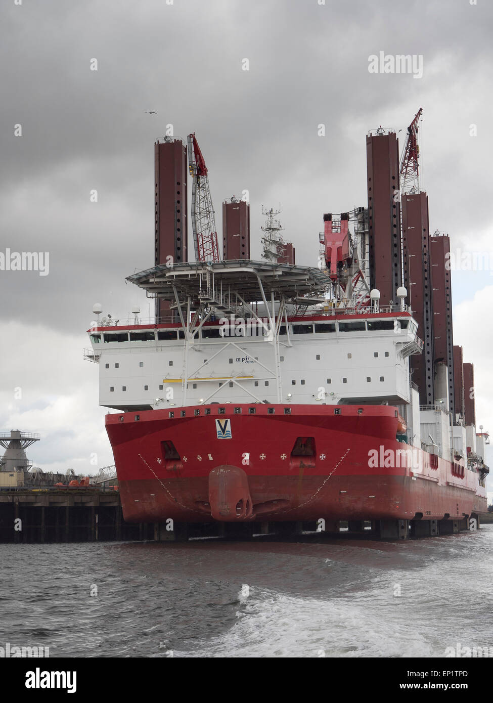 MPI Discovery jack up vessel for wind turbine installation, River Tees ...