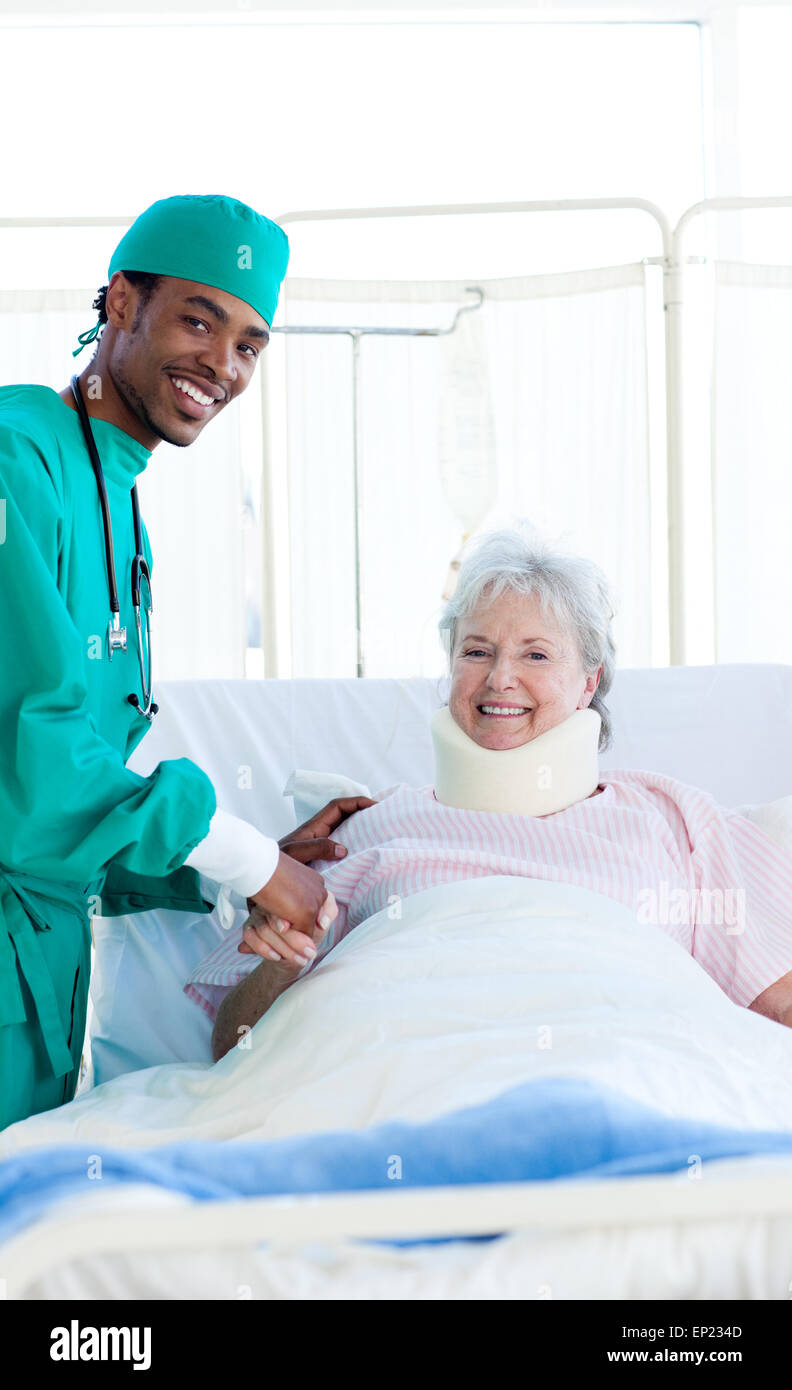 Attending surgeon hi-res stock photography and images - Alamy