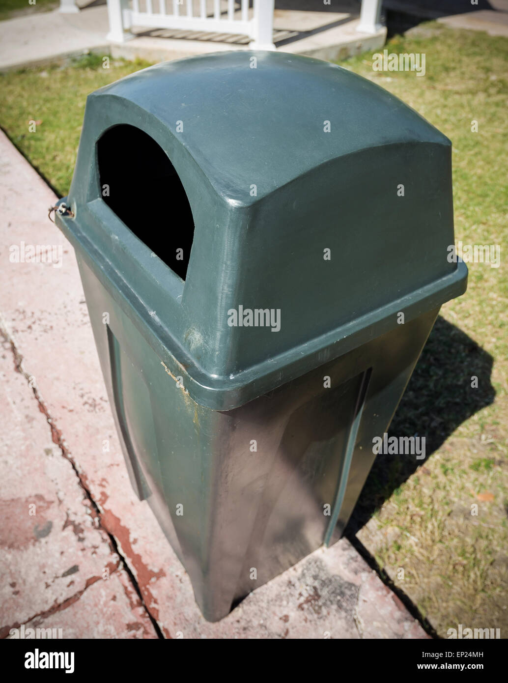 Outdoor dustbin hi-res stock photography and images - Alamy